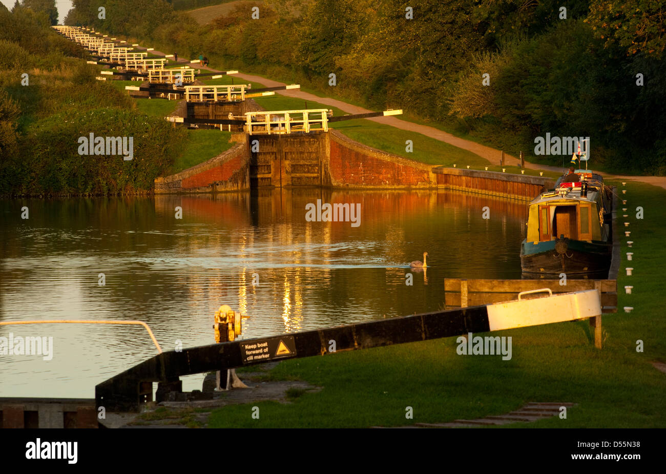 Caen Hill locks on the Kennet to Avon Canal at Devizes Wiltshire Stock ...