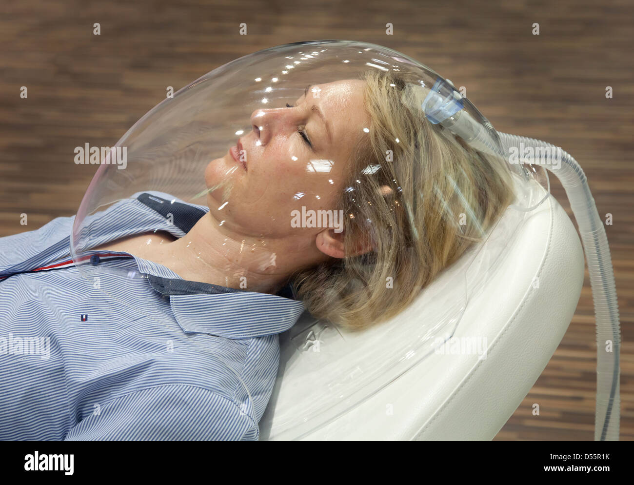 Oxygen tent hi-res stock photography and images - Alamy