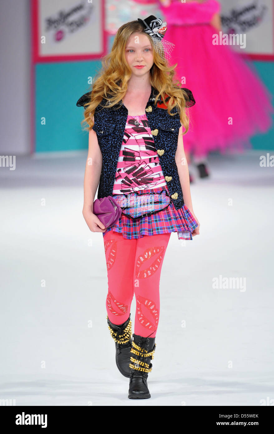 Child model fashion catwalk hi-res stock photography and images - Alamy