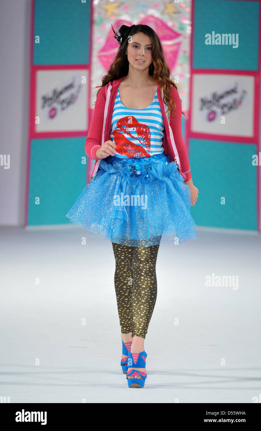 Child girl model catwalk hi-res stock photography and images - Alamy