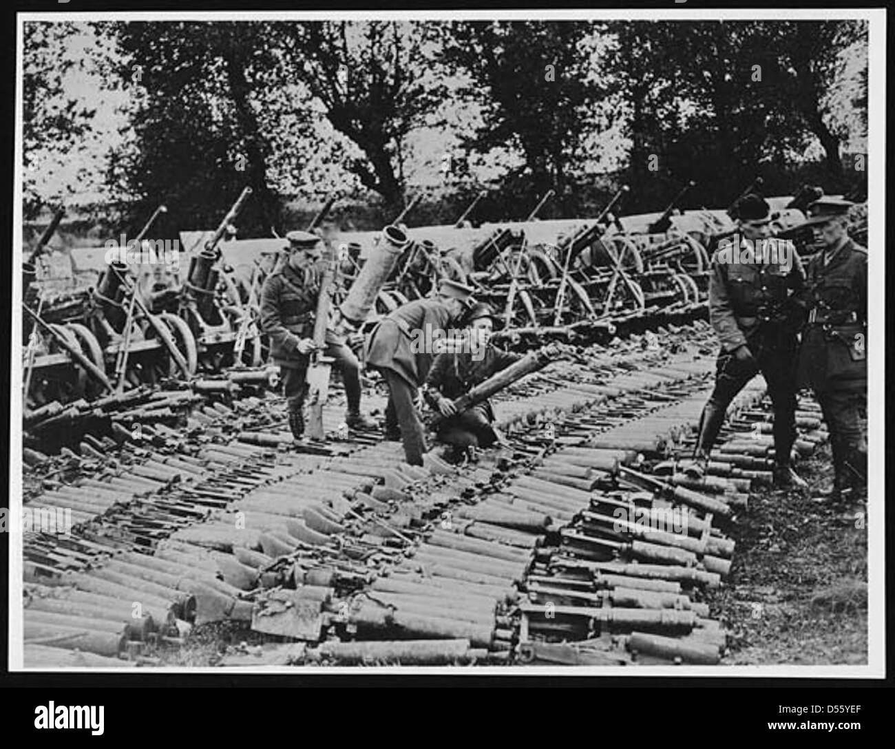 Canadian officers examine captured German machine guns during World War ...