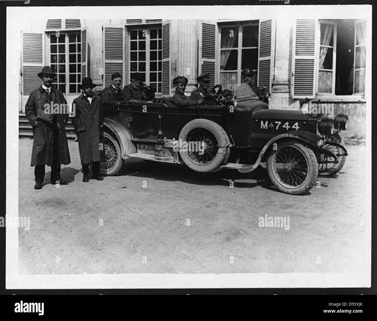 Frontline workers Black and White Stock Photos & Images - Alamy
