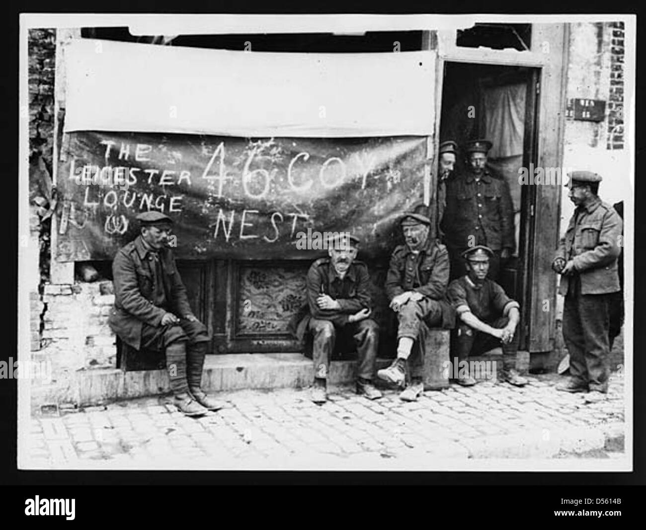 Lunch break during war hi-res stock photography and images - Alamy