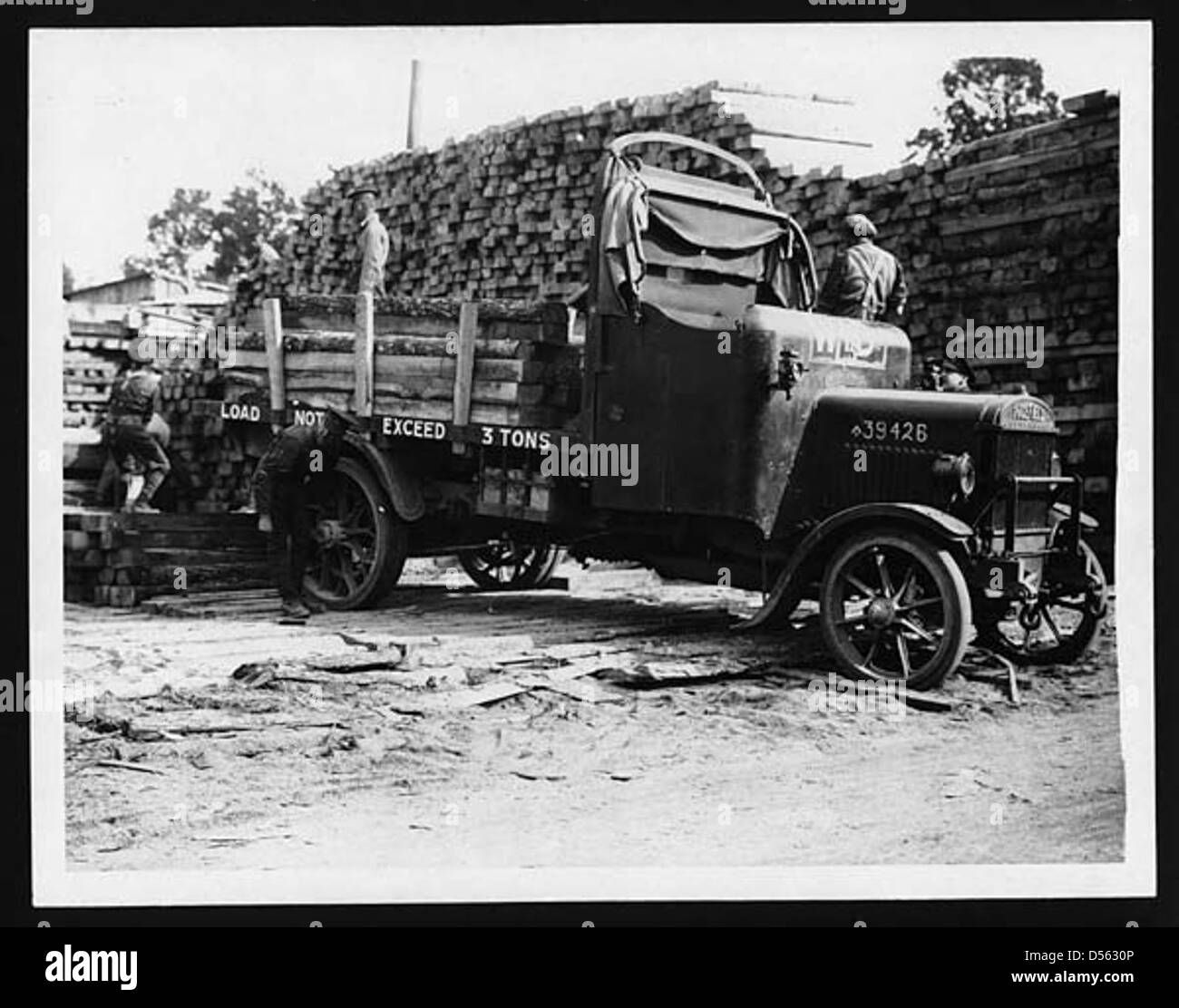 Loading sleepers hi-res stock photography and images - Alamy