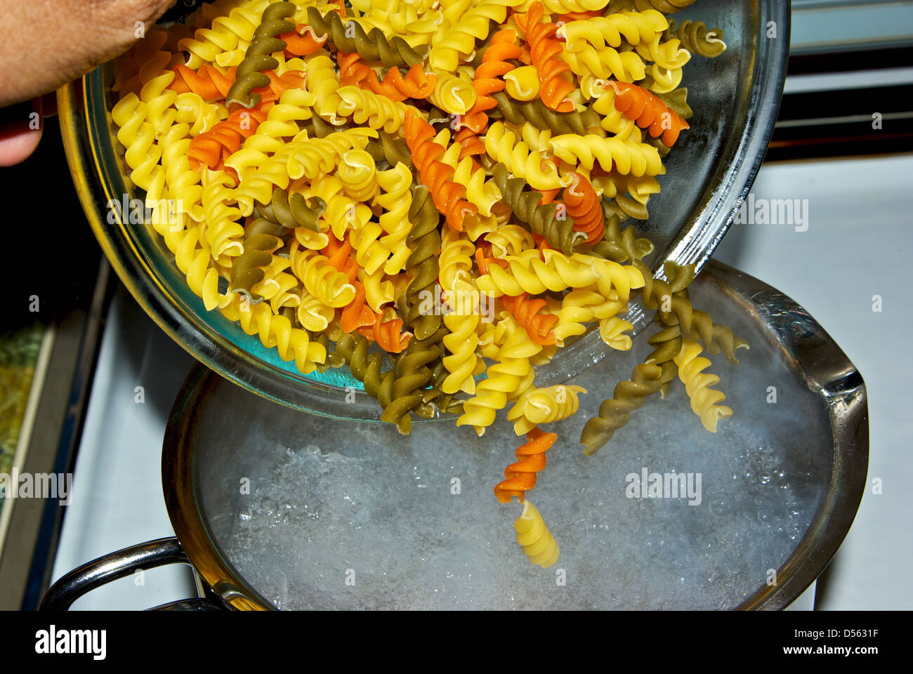Glass pot boiling water hi-res stock photography and images - Alamy