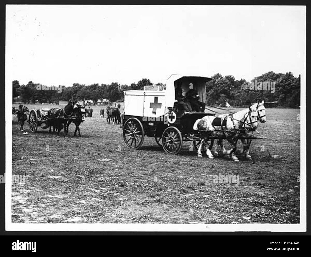 A scene from the front lines of World War I, showing soldiers working ...