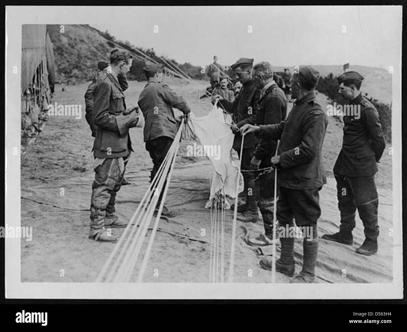 Soldier in parachutes hi-res stock photography and images - Alamy
