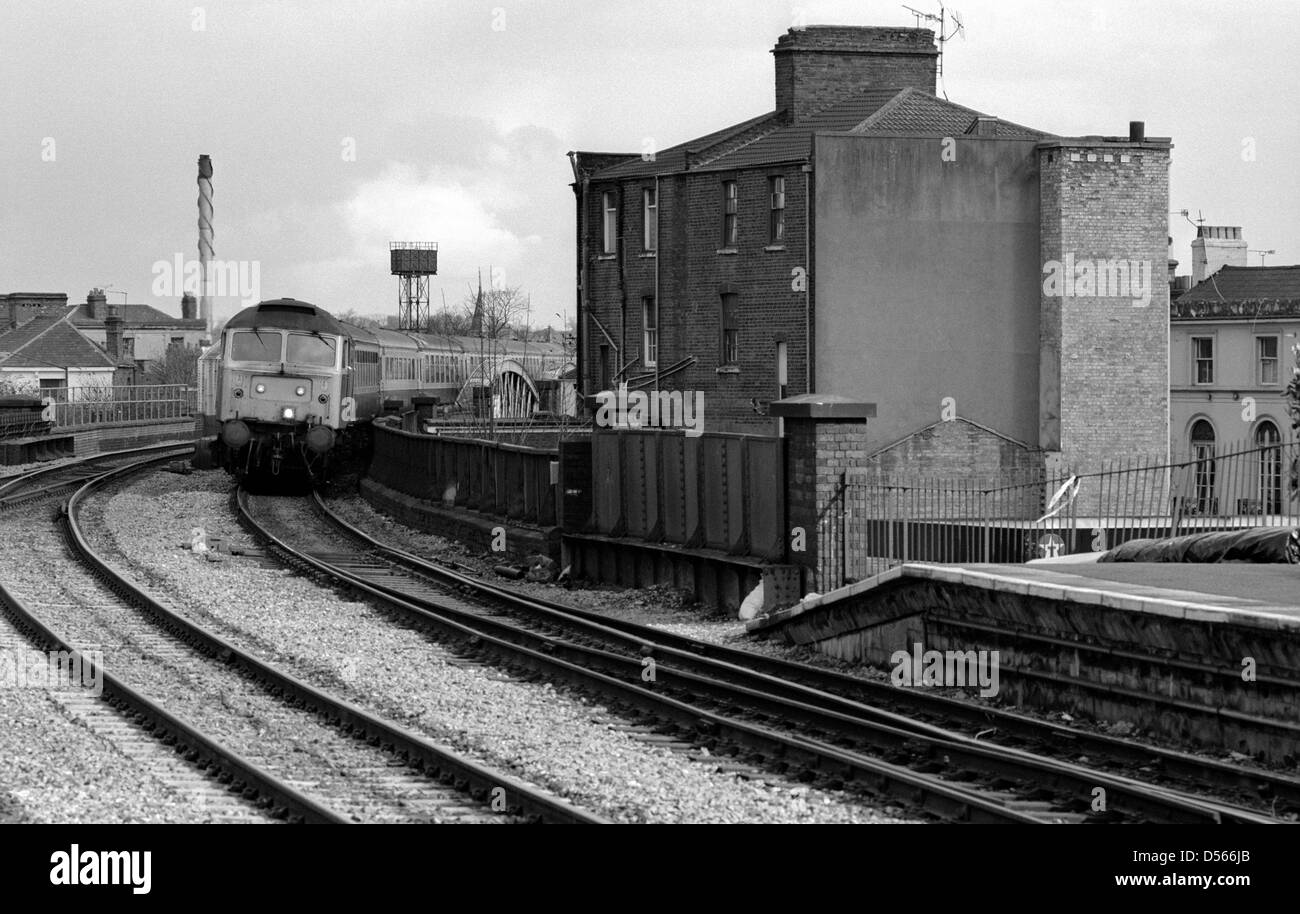 Class 47 diesel locomotive No. 47443 approaching Leamington Spa station ...