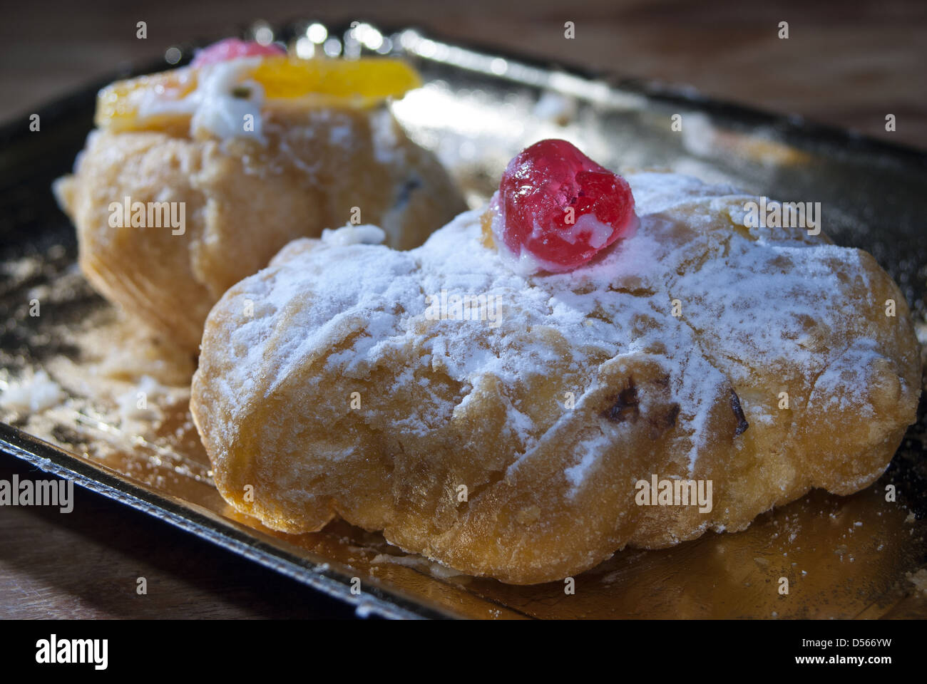 Typical Italian dessert: cream puffs of St Joseph Stock Photo - Alamy