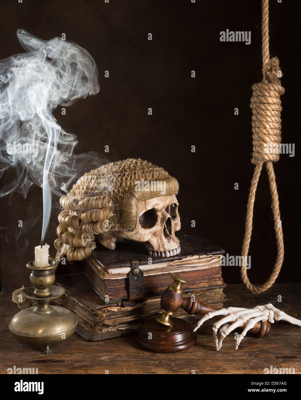 Symbols of death sentece with judge's wig and noose Stock Photo - Alamy