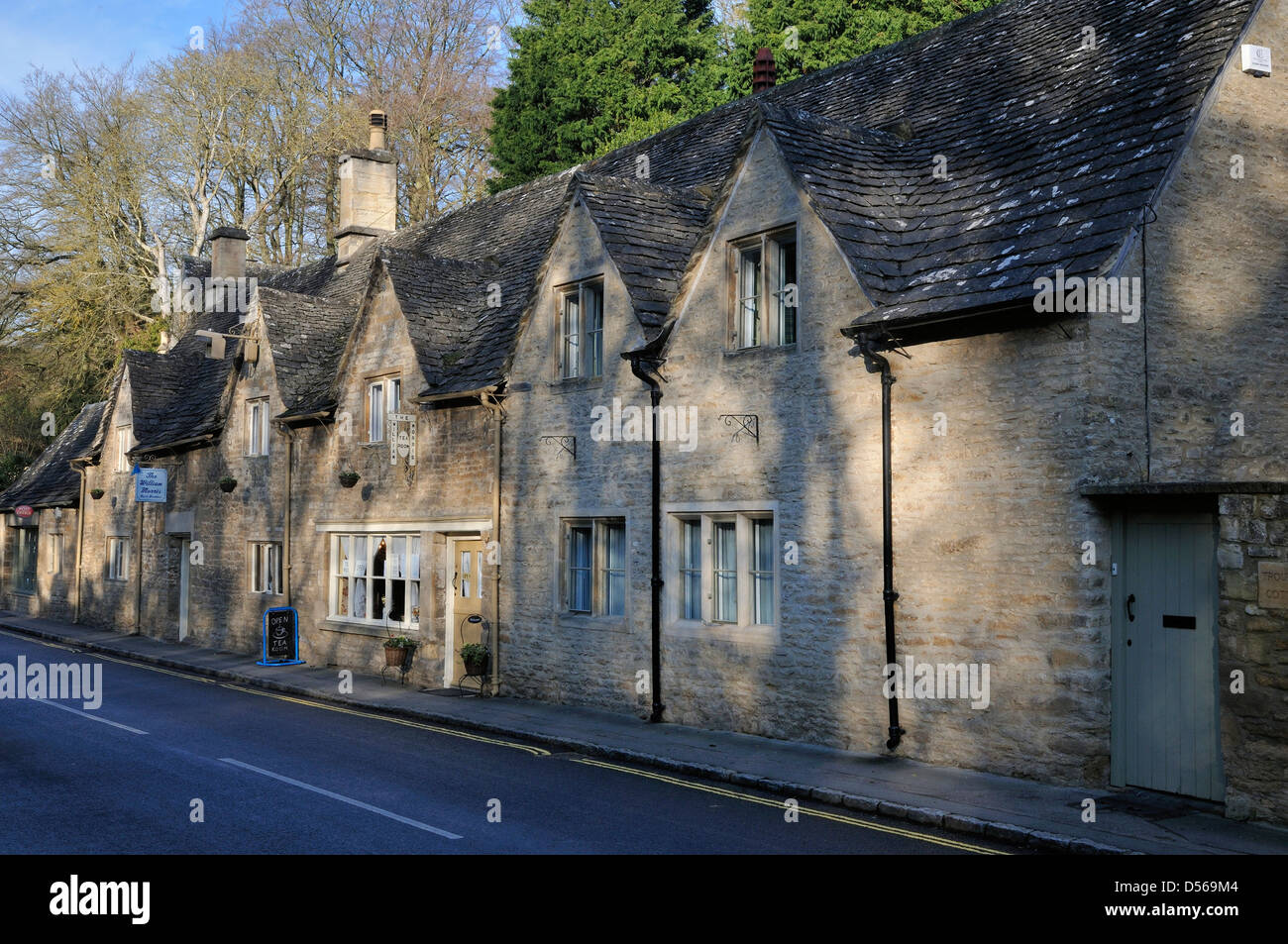 Traditional cotswold stone cottages hi-res stock photography and images ...