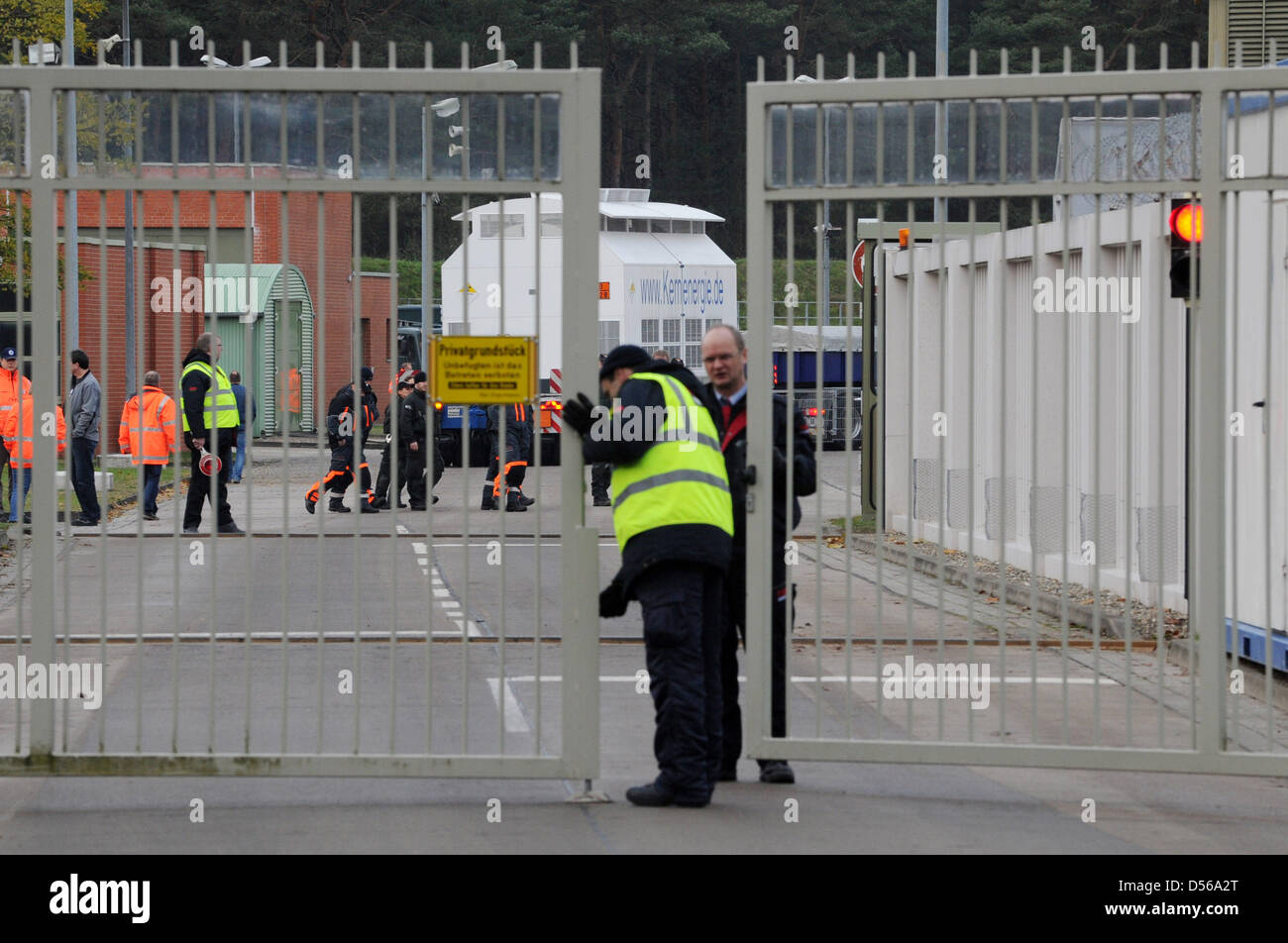 The CASTOR transport arrives at the interim-storage facility in ...
