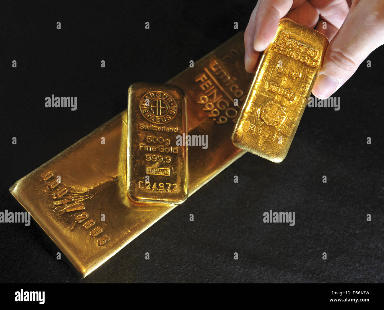 (dpa file) A file picture dated 14 November 2008 of bars of gold in ...