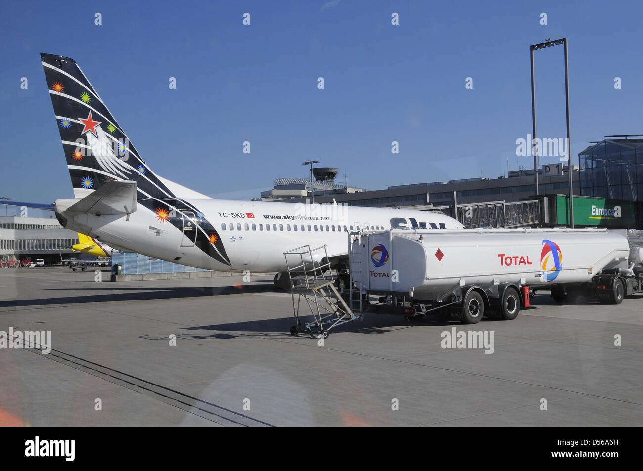 Boeing 737-4Q8 TC-SKD von Sky Airlines und Tankwagen Total bei einem ...