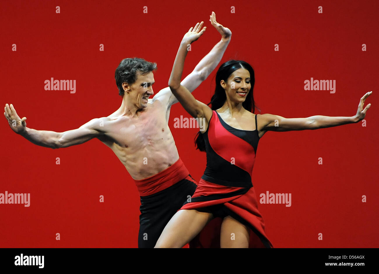 Mexican dancer Elisa Carrillo Cabrera (R) and Russian dancer Mikhail ...