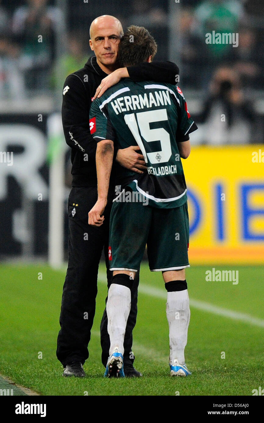 Gladbach's head coach Michael Frontzeck hugs his player Patrick ...