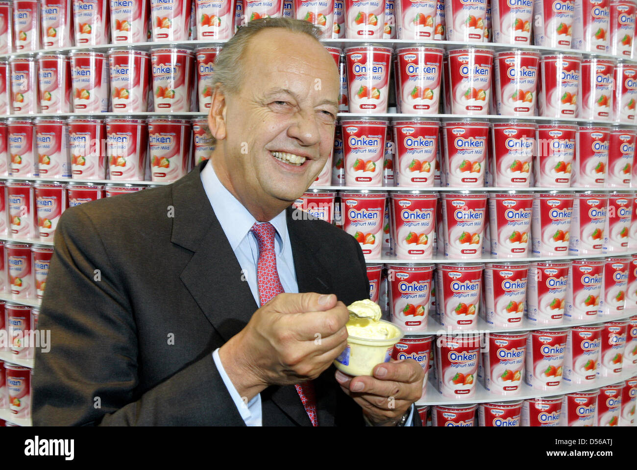 (dpa file) - A file picture dated 04 April 2006 of then Dr. Oetker CEO ...