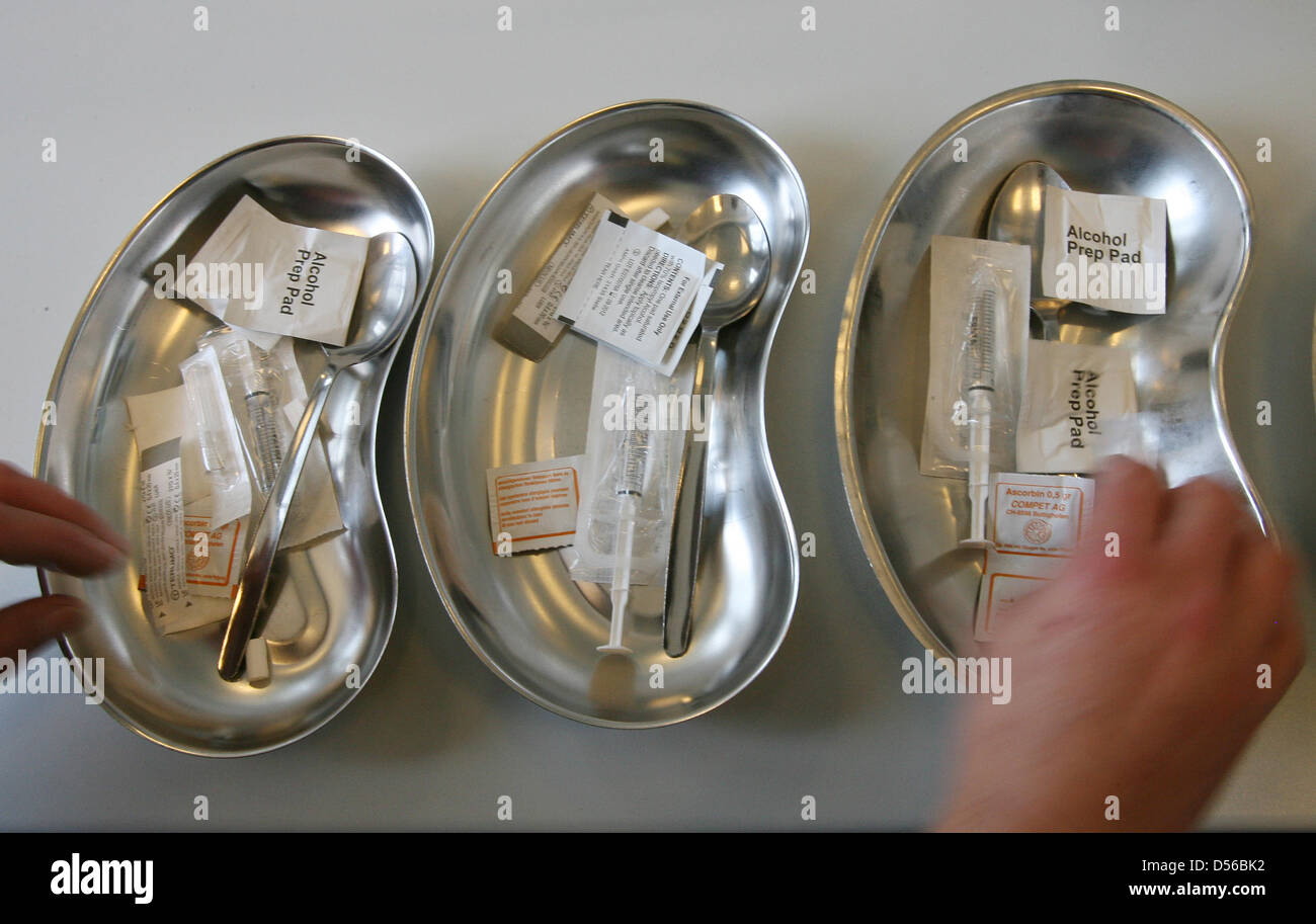 Spoons and syringes hi-res stock photography and images - Alamy