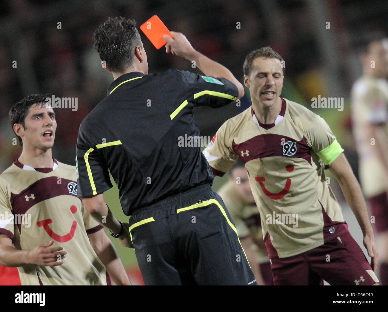 Referee Knut Kircher (C) shows Hanover's captain Steven Cherundolo the ...