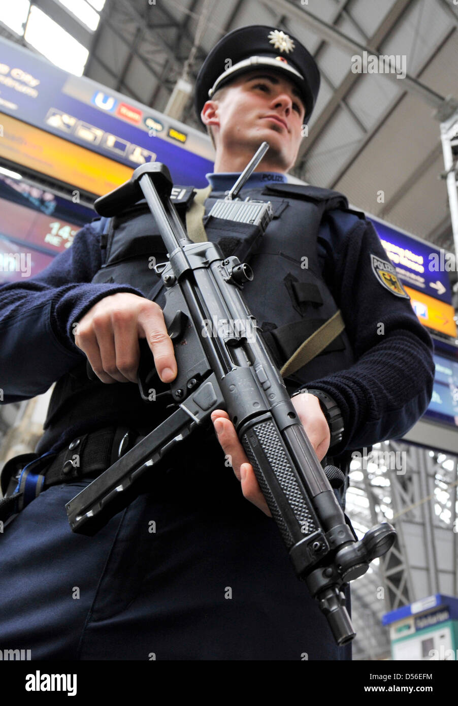 A police officer is on patrol at central station in Frankfurt am Main ...