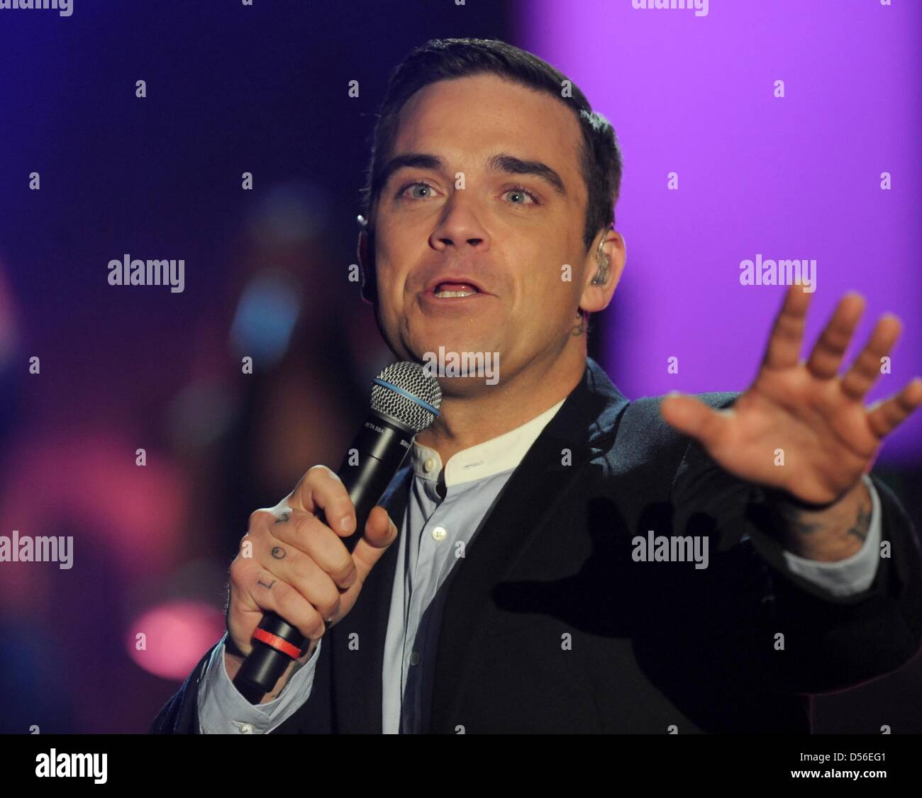 (dpa file) - A file picture dated 07 November 2009 shows the singer ...