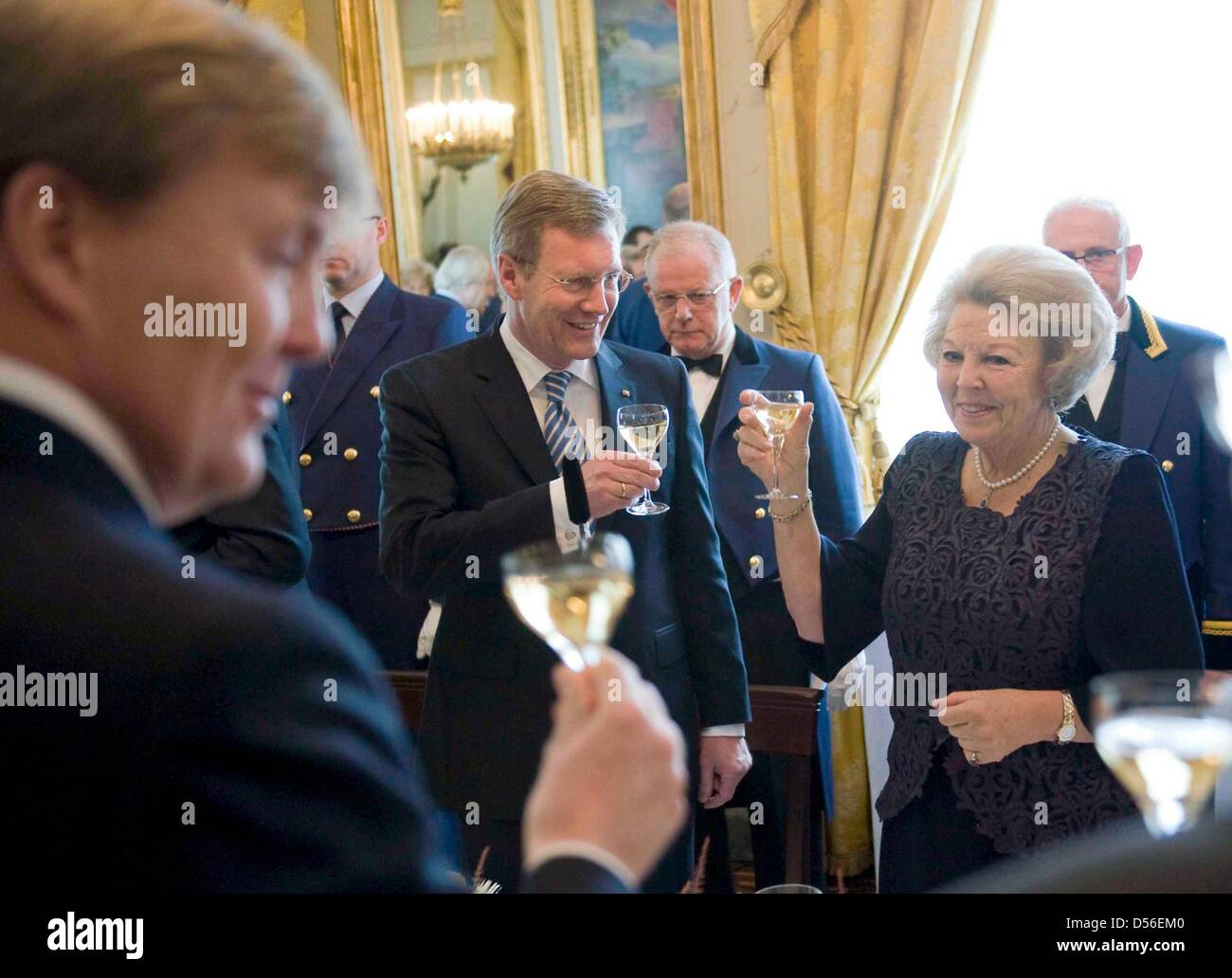 German President Christian Wulff (C) and Dutch Queen Beatrix (R) have a ...