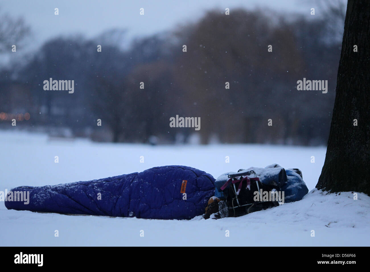 A homeless person sleeps in the snow at the outer Alster in Hamburg ...