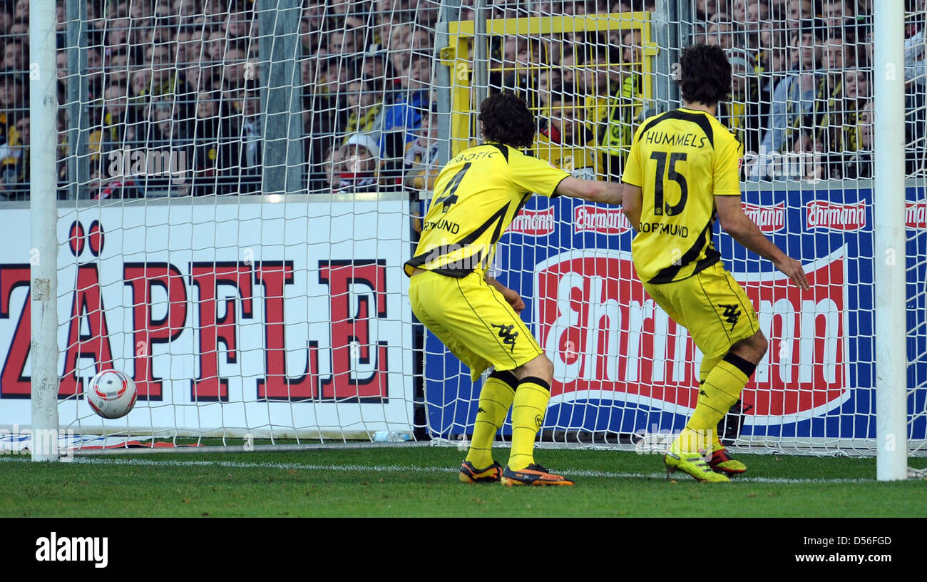 Dortmund's Neven Subotic (l) and Mats Hummels watch Mats Hummels' own ...