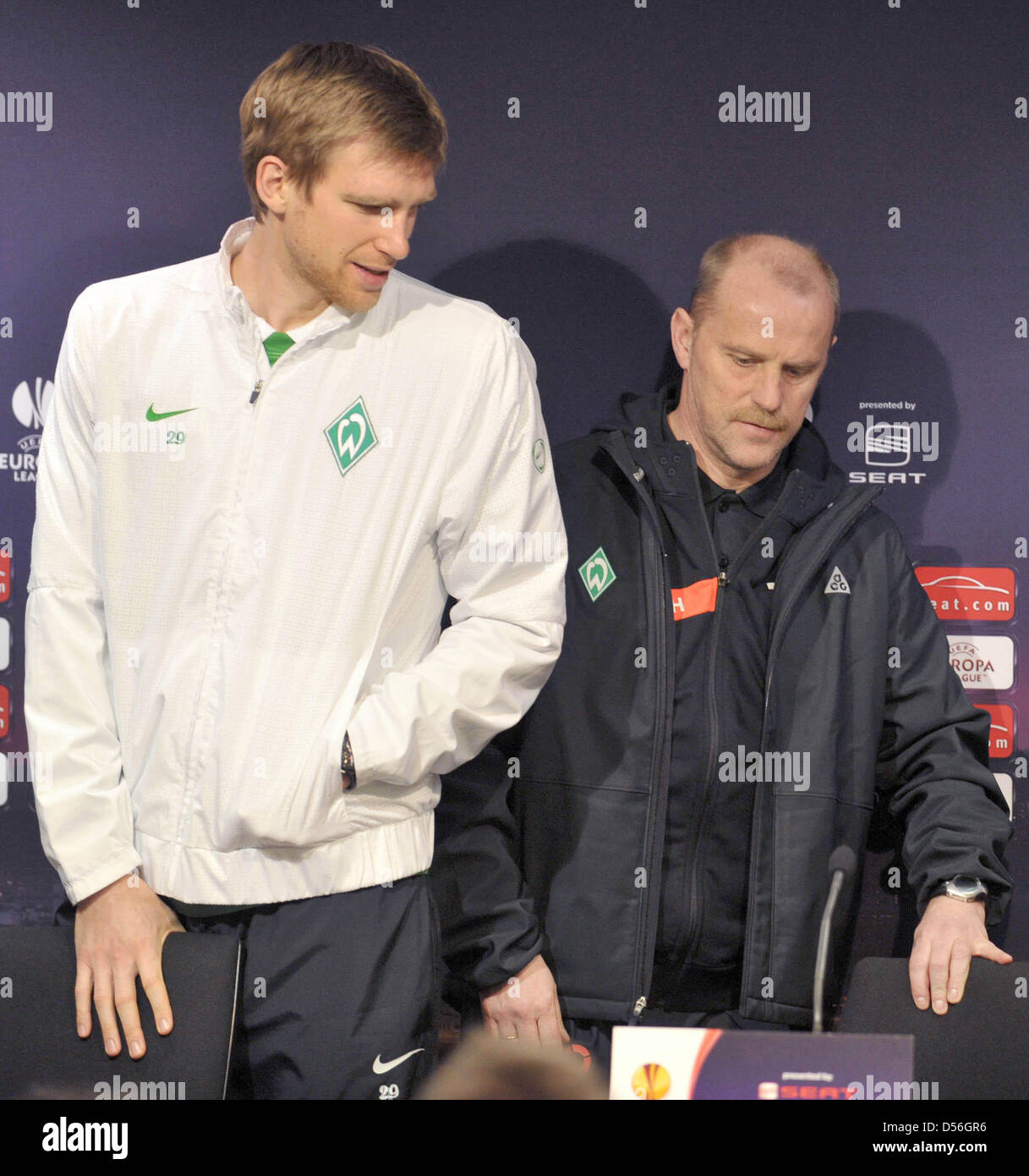 Defender Per Mertesacker (L) and head coach Thomas Schaaf of German ...