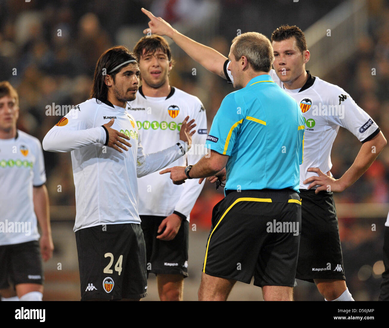 Valencia's Ever Banega (2-L) argues with referee Martin Atkinson (2-R ...