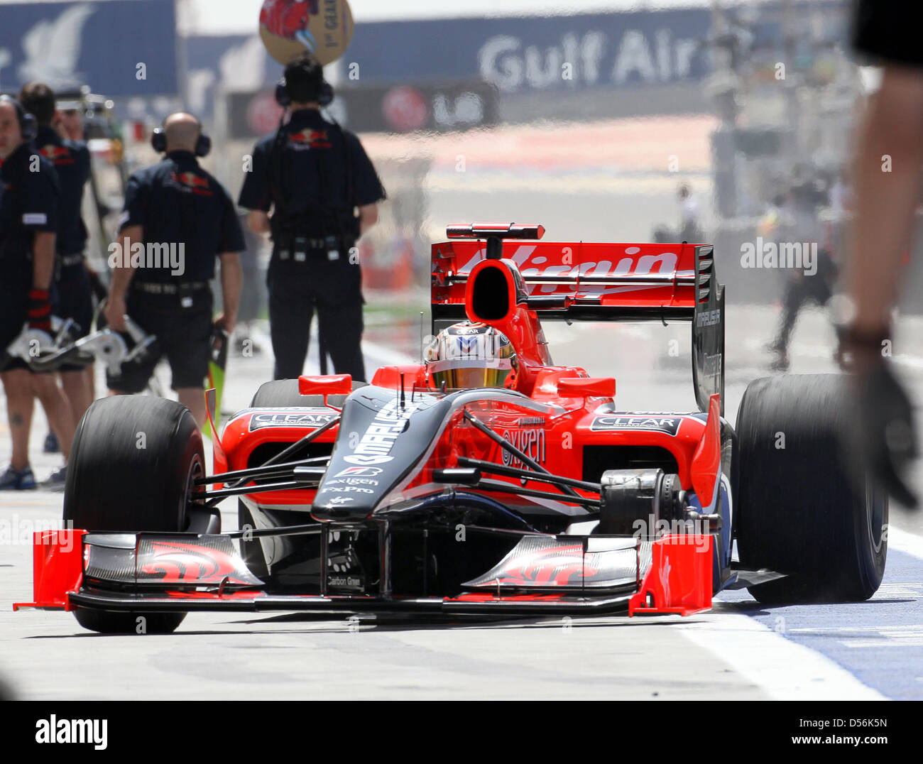 Ohne Vorderrad kommt der deutsche Formel 1 Rennfahrer Timo Glock vom ...