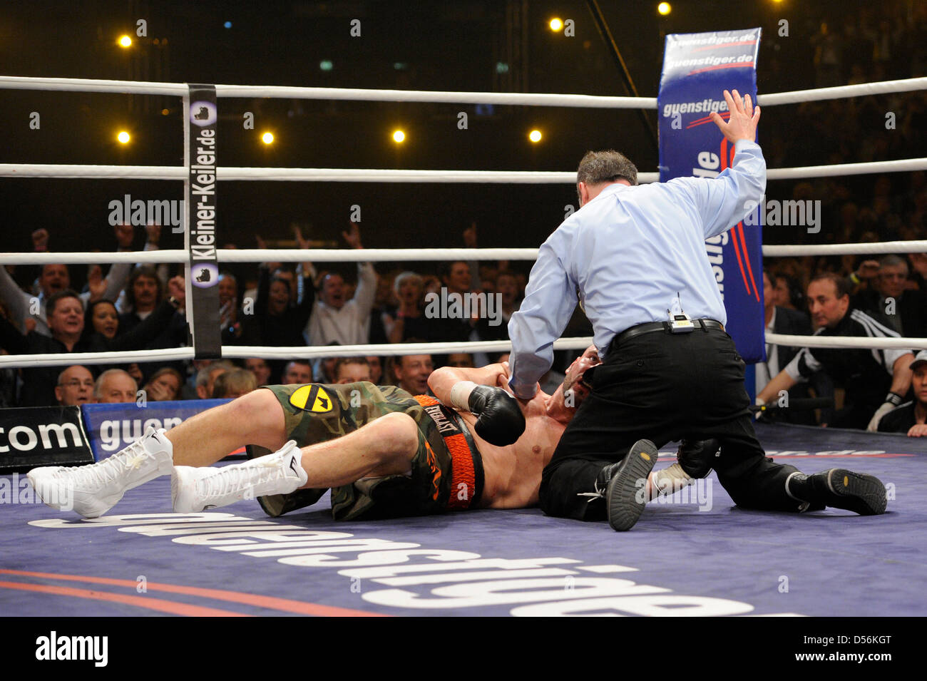Referee Marc Nelson (R) kneels next to US American Adam Richards during ...