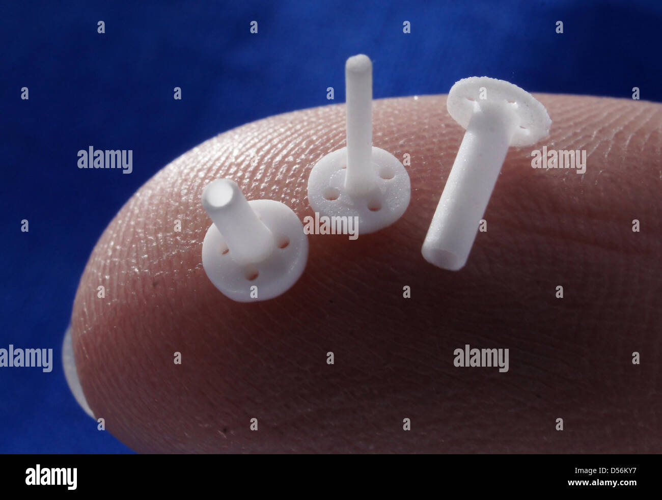 An employee of 3di GmbH Jena presents computer-generated bone implants ...