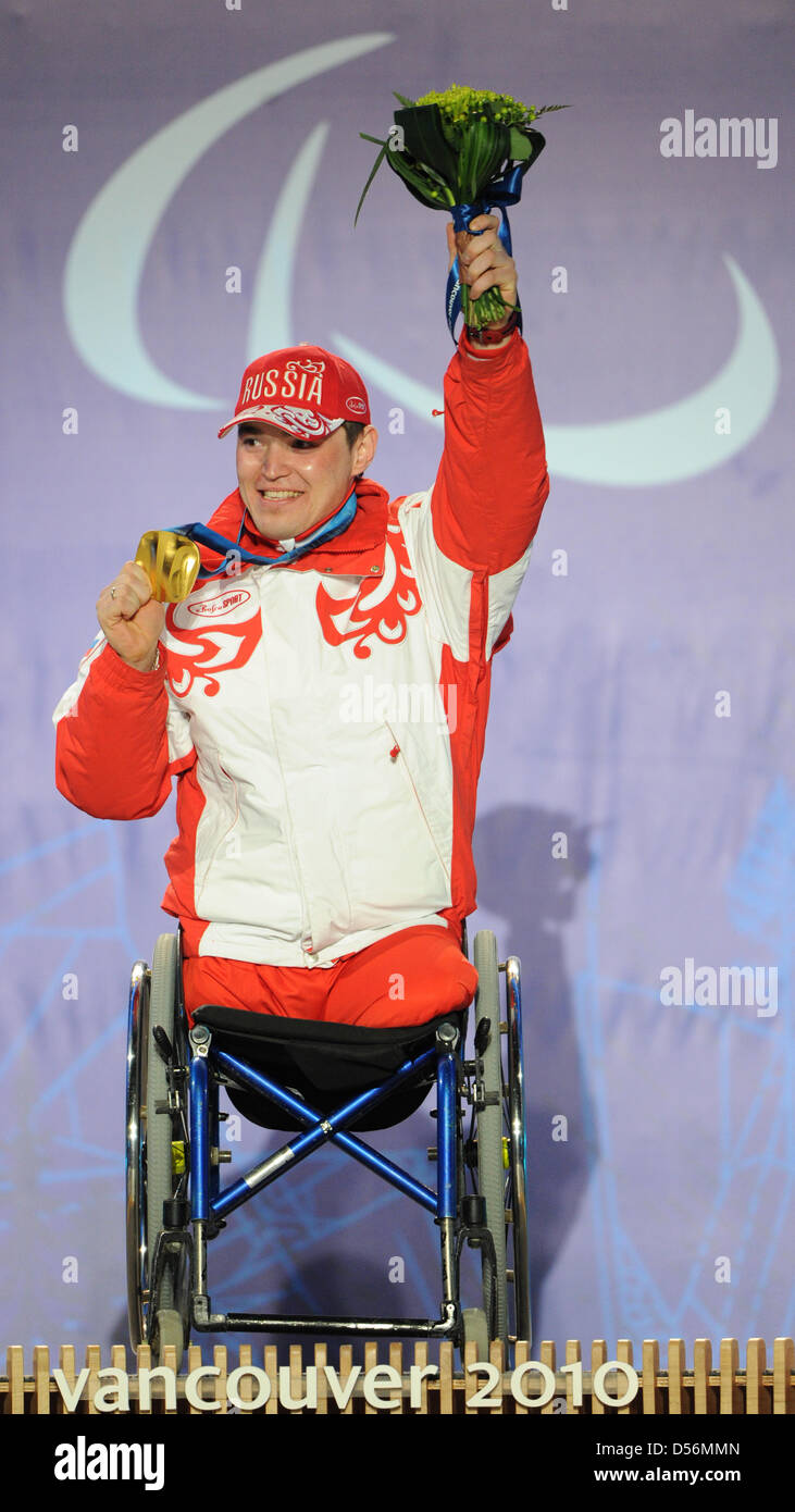 Russian Irek Zaripov (C) celebrates his gold medal at the 2.4-km ...
