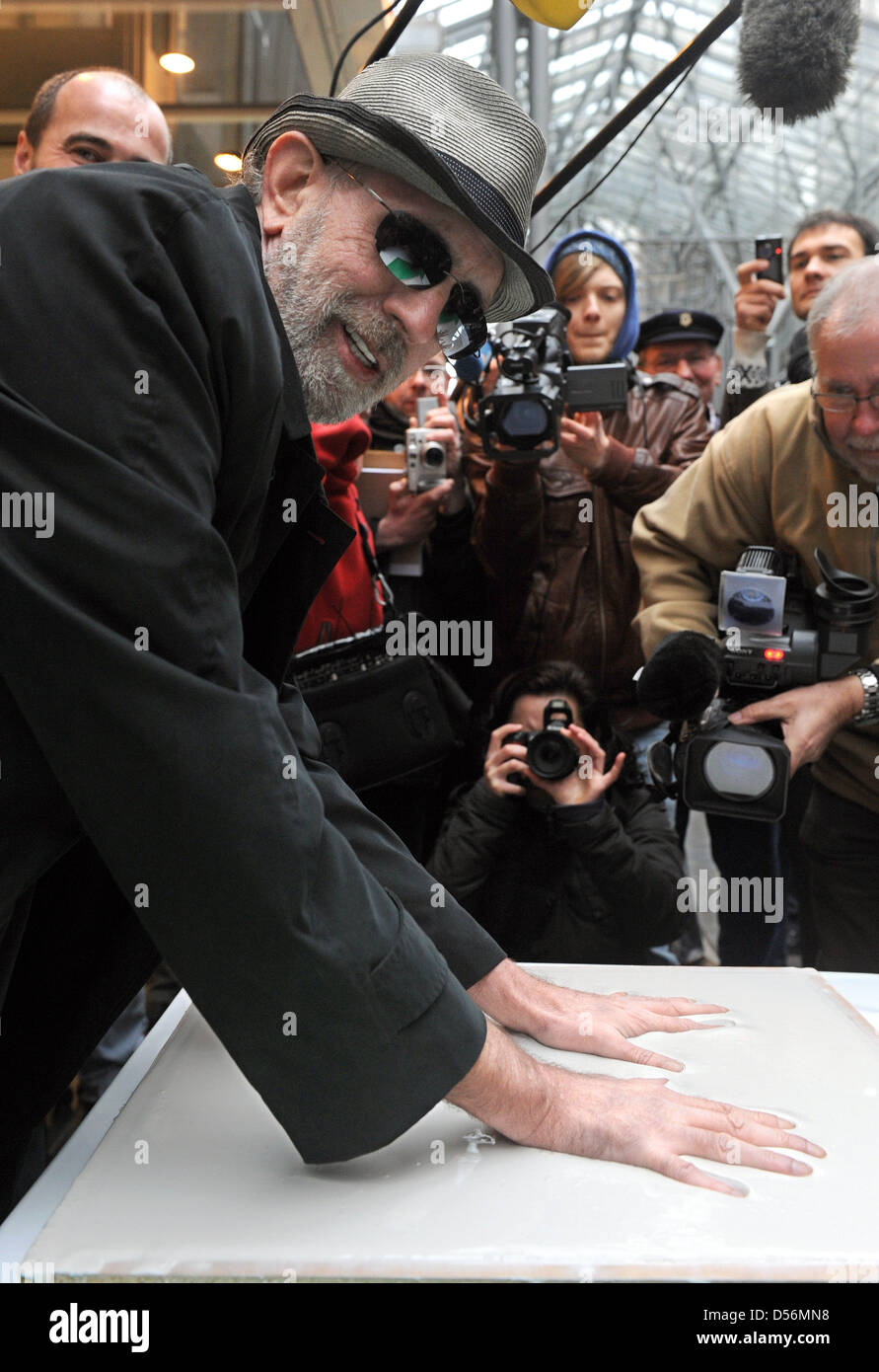 New York Pop Art artist James Rizzi leaves his hand prints for Bremen's ...