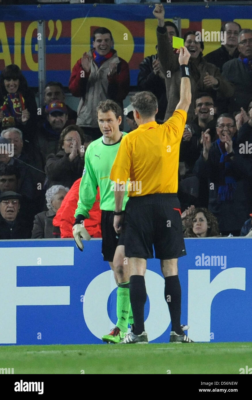 Referee Alain Hammer (R) shows Stuttgart's goalkeeper Jens Lehmann the ...