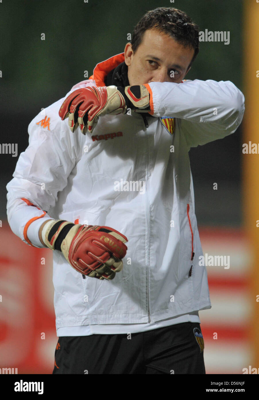 Valencia Torwart Cesar Sanchez am Mittwoch (17.03.2010) beim Training ...