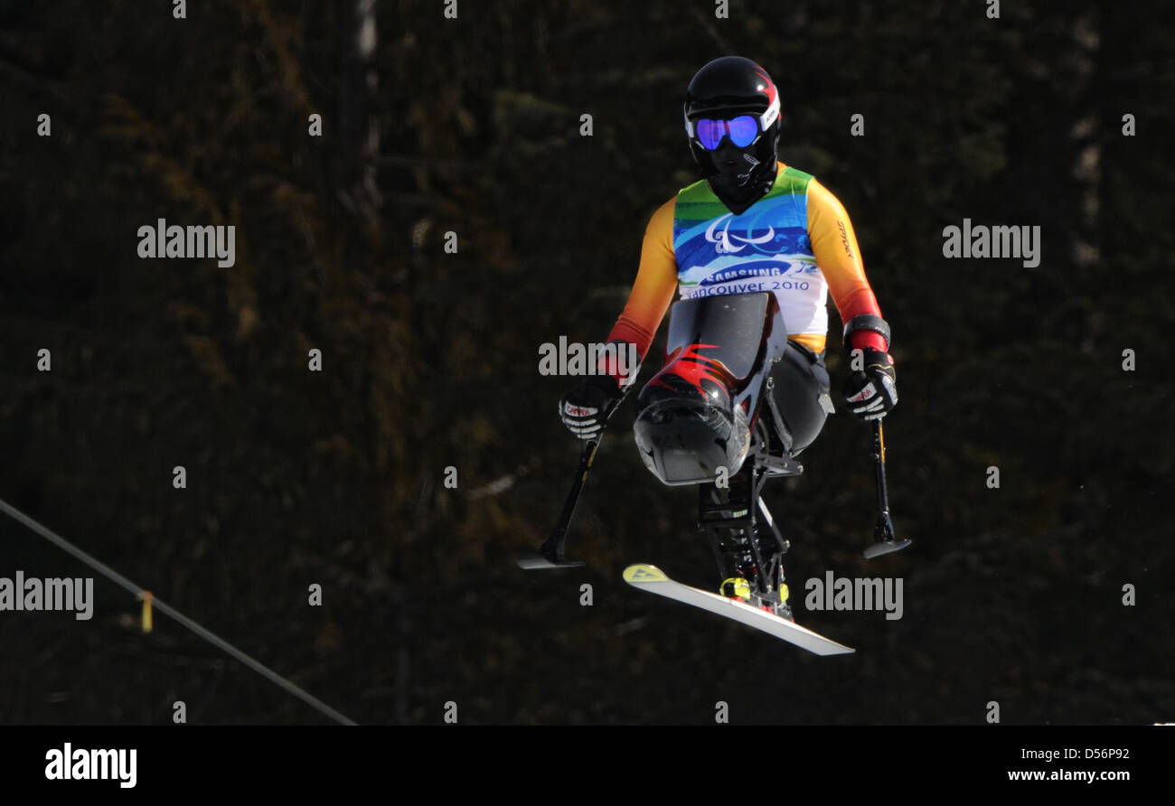 Josh Dueck (Kanada) fährt am Donnerstag (18.03.2010) bei der Abfahrt ...
