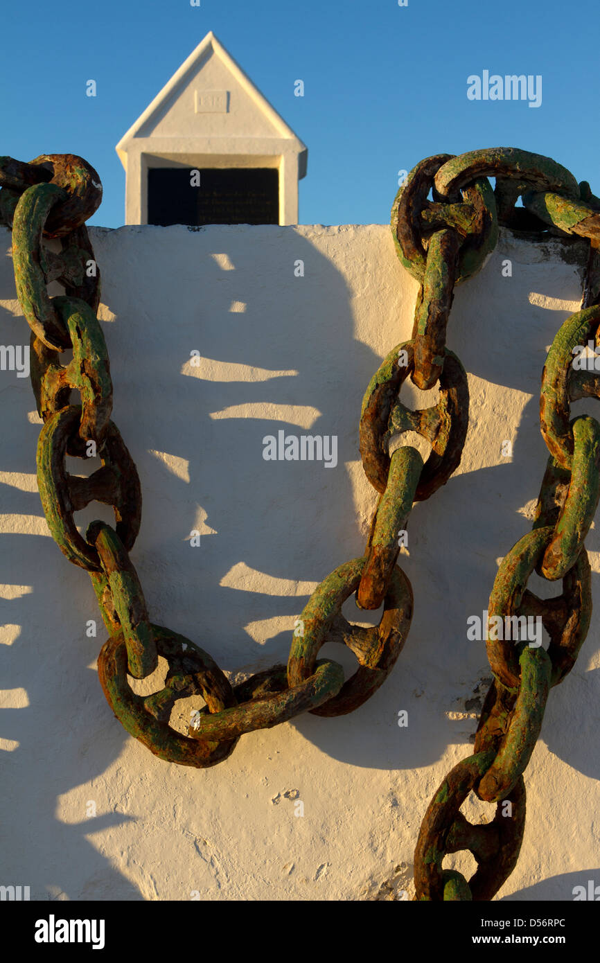 The memorial to the victims of the Arniston shipwreck. Chains in the ...