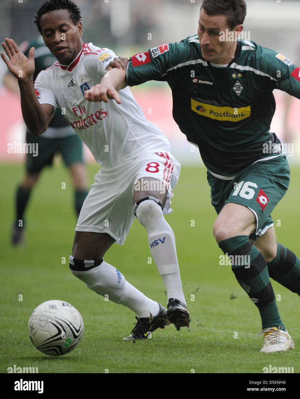 Hamburg's Ze Roberto (L) and Moenchengladbach's Rob Friend (R) vie for ...