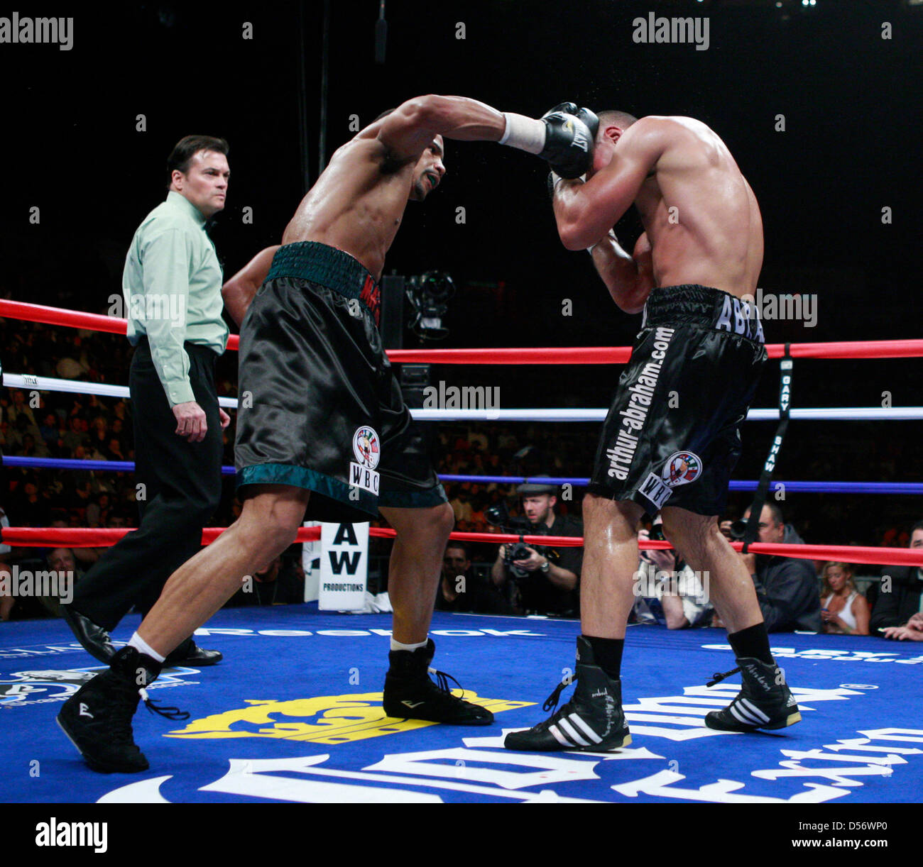 Super middleweight boxer Andre Dirrell (L) fights Arthur Abraham of ...
