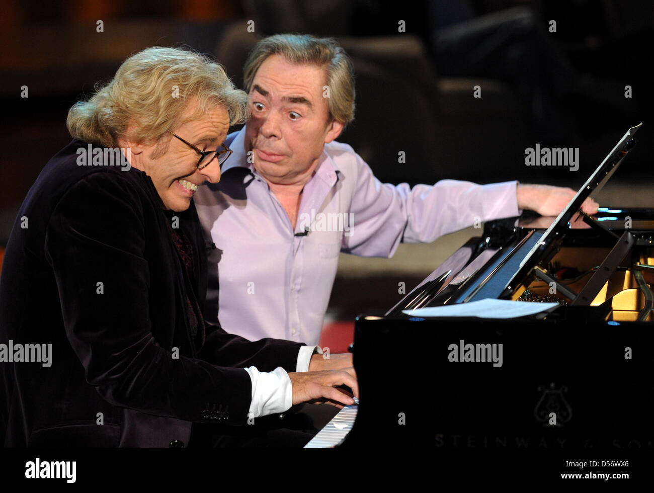 Der Moderator Thomas Gottschalk (l) und der Komponist Andrew Lloyd ...