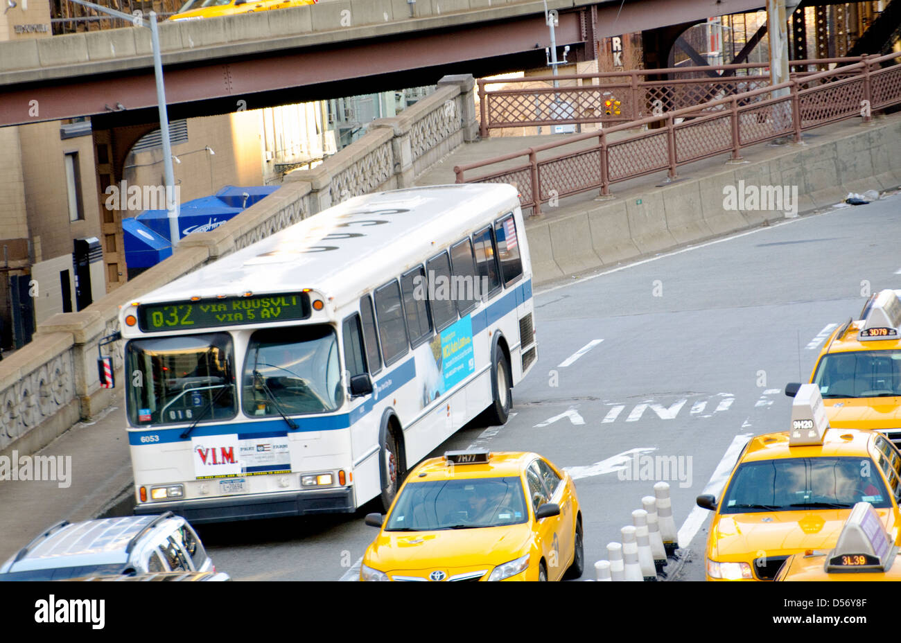 Number 32 bus hi-res stock photography and images - Alamy