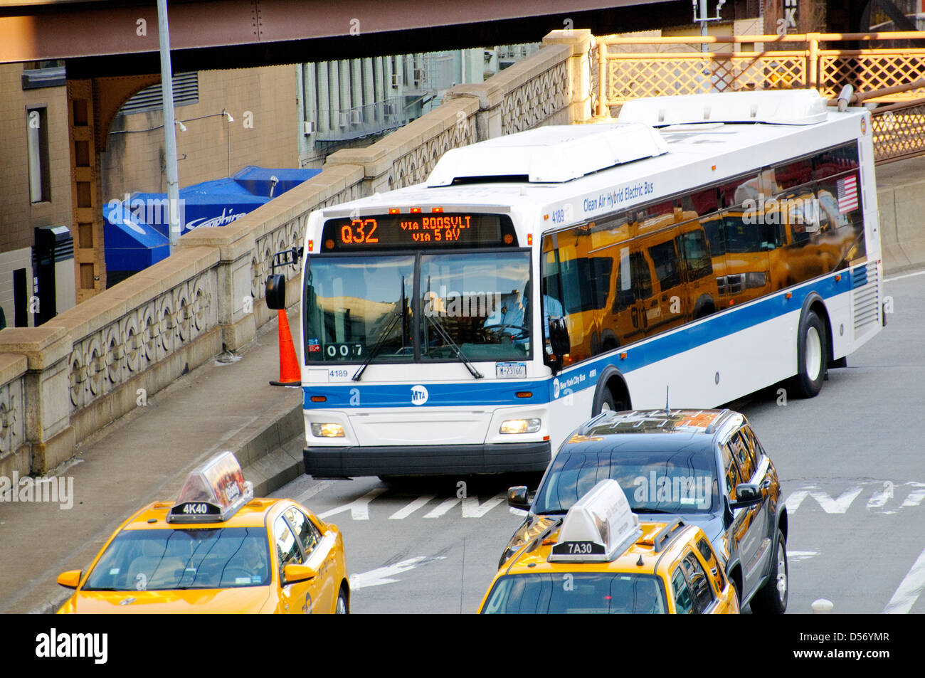 MTA Q32 Public Transportation bus exiting Queensboro 59th Street Bridge ...