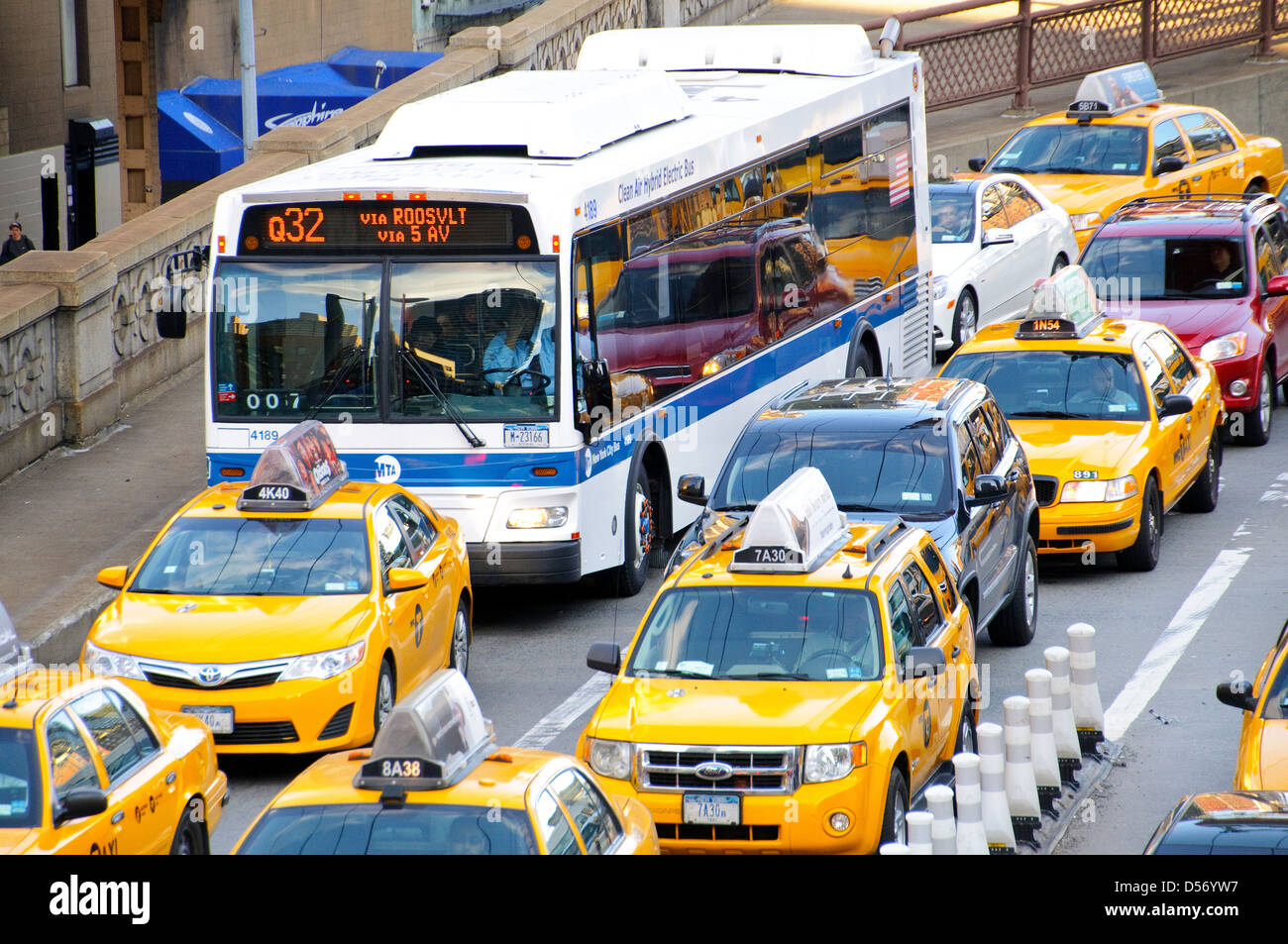 MTA Q32 Public Transportation bus exiting Queensboro 59th Street Bridge ...