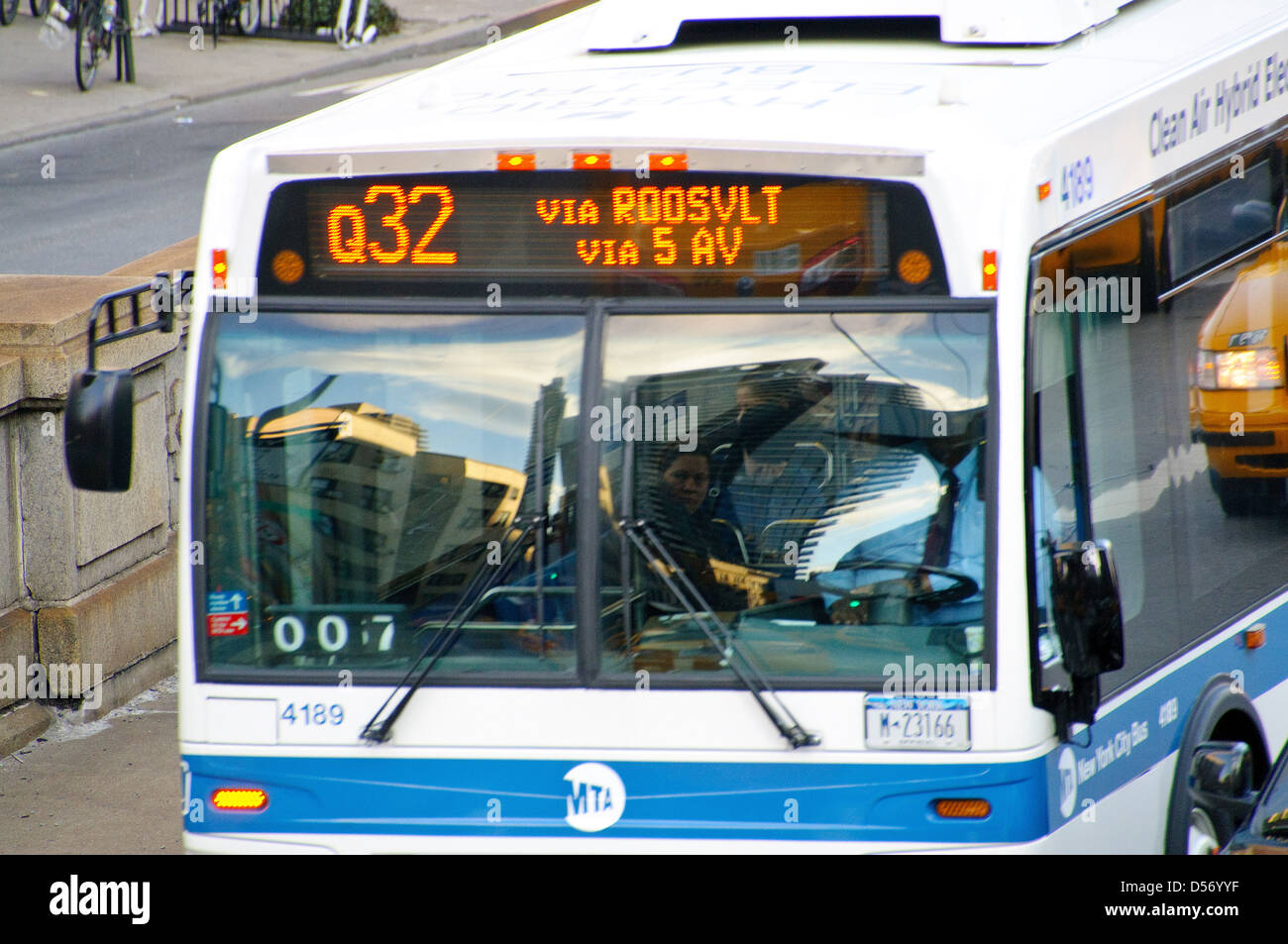 Number 32 bus hi-res stock photography and images - Alamy
