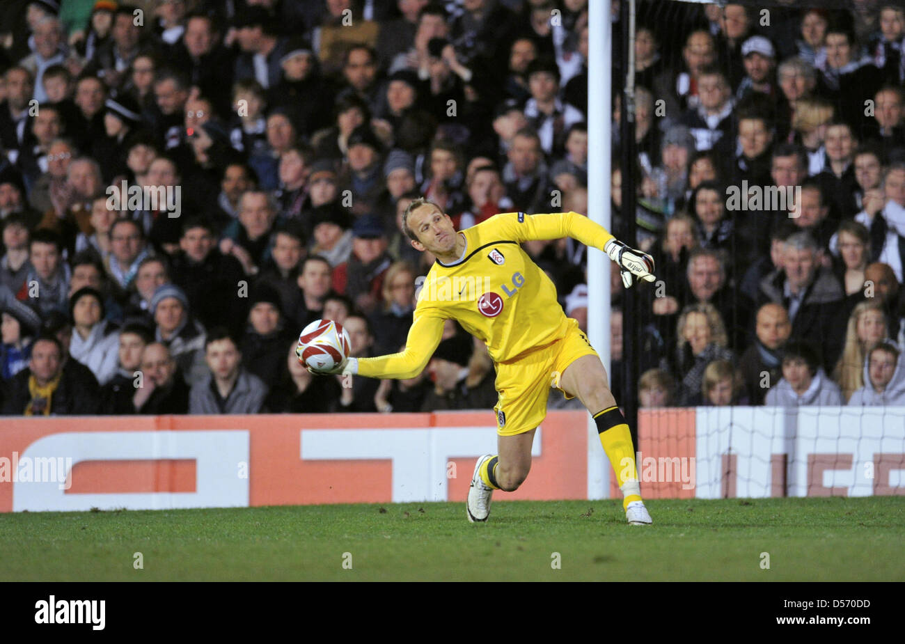 Fulham's goalie Mark Schwarzer controls the ball during UEFA Europa ...