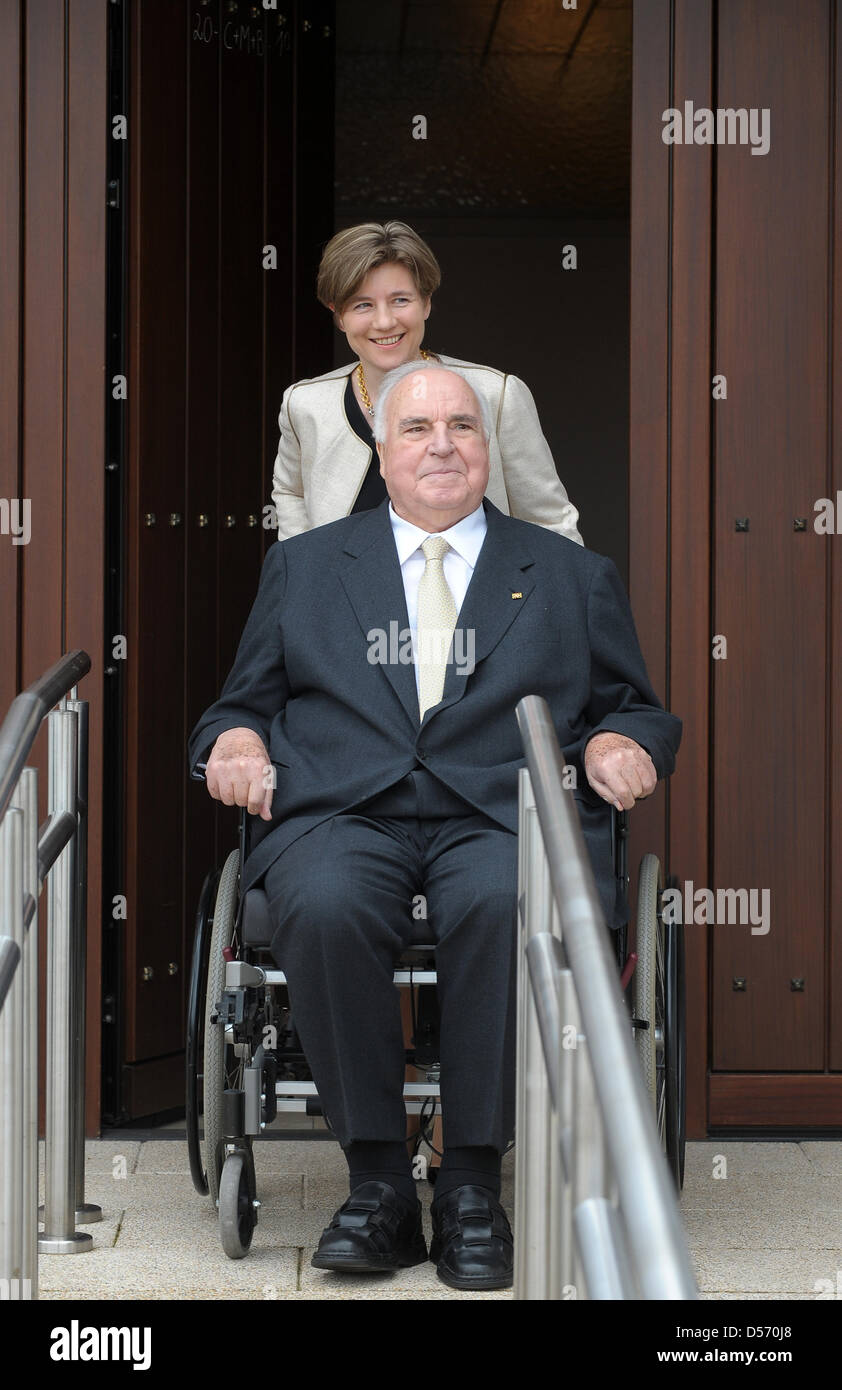 Former German chancellor Helmut Kohl and his wife Maike Kohl-Richter ...