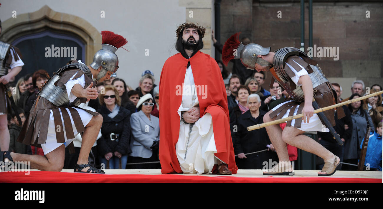 Roman soldiers actors hi-res stock photography and images - Alamy
