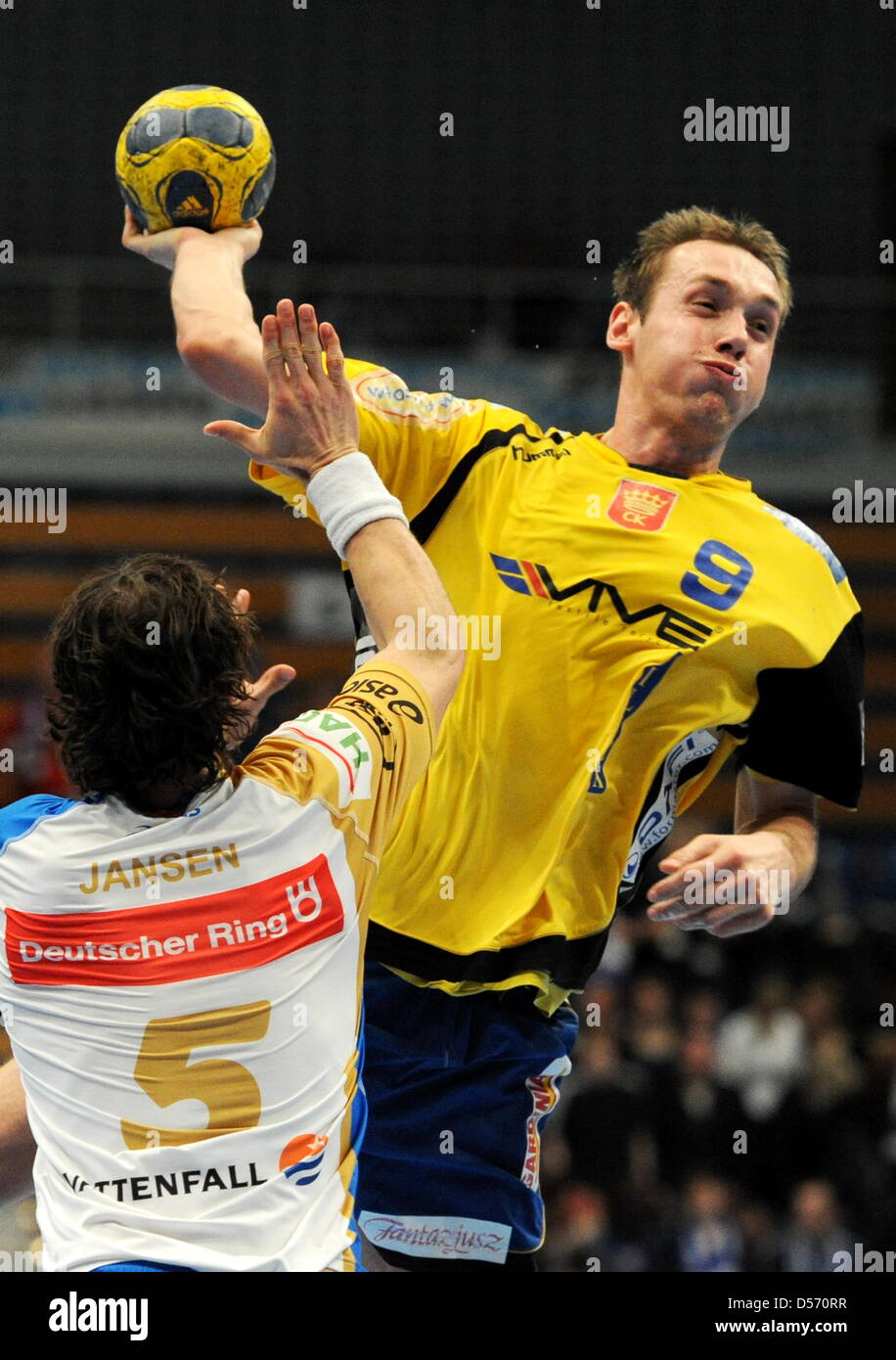 Hamburg's Torsten Jansen (L) and Kielce's Pawel Podsiadlo vie for the ...
